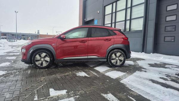 Red Hyundai Kona 2020 in Klaipeda, with an engine capacity of 0.00 L and mileage of 278 thousand km for 9999 €, photo 4 on AUTOMOTO.COM.LV