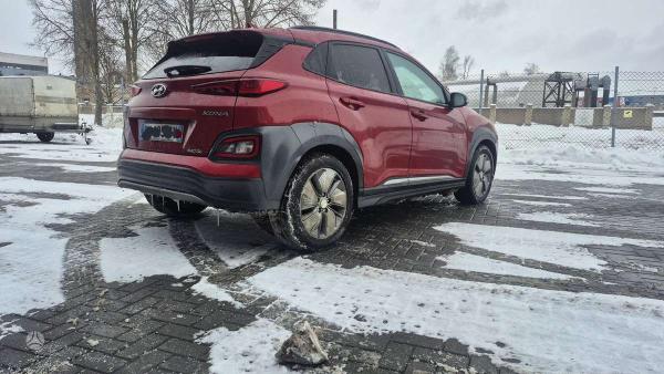 Red Hyundai Kona 2020 in Klaipeda, with an engine capacity of 0.00 L and mileage of 278 thousand km for 9999 €, photo 6 on AUTOMOTO.COM.LV