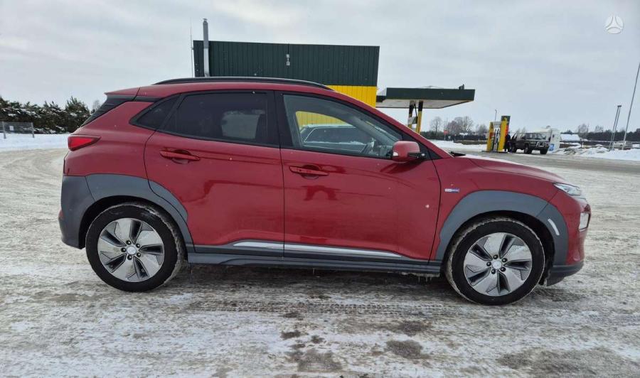 Red Hyundai Kona 2020 in Klaipeda, with an engine capacity of 0.00 L and mileage of 278 thousand km for 9999 €, photo 3 on AUTOMOTO.COM.LV