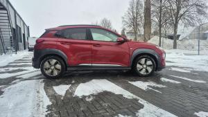 Red Hyundai Kona 2020 in Silute, with an engine capacity of 0.00 L and mileage of 278 thousand km for 9750 €, photo 6 on AUTOMOTO.COM.LV