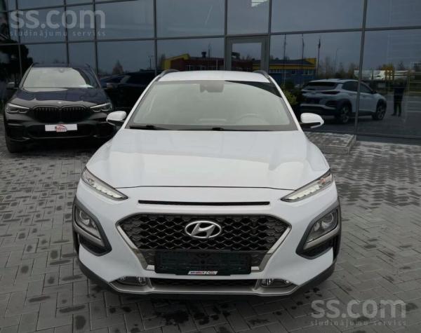 White Hyundai Kona 2018 in Telschi, with an engine capacity of 1.60 L and mileage of 102 thousand km for 10299 €, photo 2 on AUTOMOTO.COM.LV