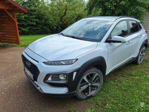 White Hyundai Kona 2018 in Sirvintos, with an engine capacity of 1.00 L and mileage of 73 thousand km for 11500 €, photo  on AUTOMOTO.COM.LV