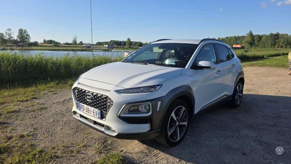 White Hyundai Kona 2019 in Kaunas, with an engine capacity of 1.60 L and mileage of 180 thousand km for 10200 €, photo 1 on AUTOMOTO.COM.LV