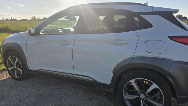 White Hyundai Kona 2019 in Kaunas, with an engine capacity of 1.60 L and mileage of 180 thousand km for 10200 €, photo 5 on AUTOMOTO.COM.LV
