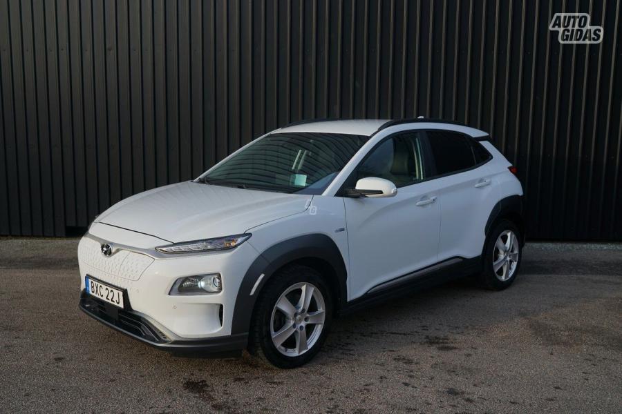 White Hyundai Kona 2020 in Kaunas, with an engine capacity of 0.00 L and mileage of 29 thousand km for 26358 €, photo 1 on AUTOMOTO.COM.LV