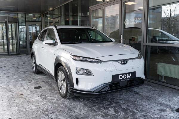 White Hyundai Kona 2020 in Vilnius, with an engine capacity of 0.00 L and mileage of 36 thousand km for 13900 €, photo 1 on AUTOMOTO.COM.LV