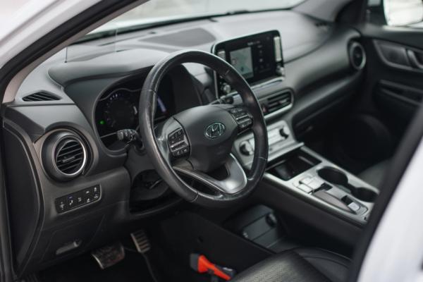 White Hyundai Kona 2020 in Riga, with an engine capacity of 0.00 L and mileage of 72 thousand km for 17900 €, photo 10 on AUTOMOTO.COM.LV