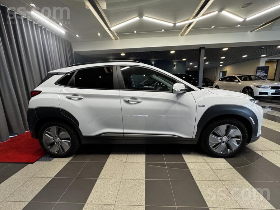 White Hyundai Kona 2020 in Riga, with an engine capacity of 0.00 L and mileage of 71 thousand km for 18990 €, photo 5 on AUTOMOTO.COM.LV