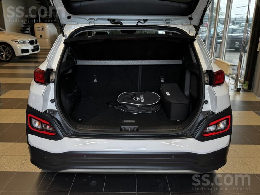 White Hyundai Kona 2020 in Riga, with an engine capacity of 0.00 L and mileage of 71 thousand km for 18990 €, photo 9 on AUTOMOTO.COM.LV
