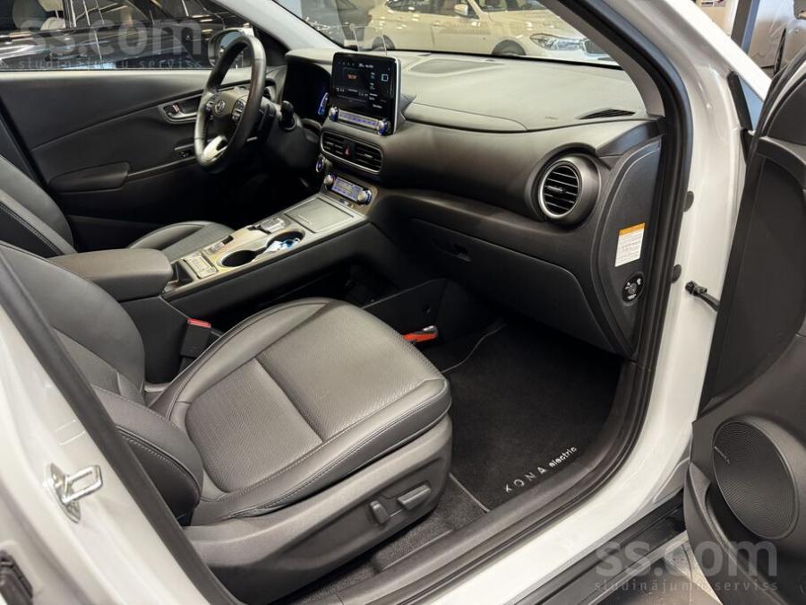 White Hyundai Kona 2020 in Riga, with an engine capacity of 0.00 L and mileage of 71 thousand km for 18990 €, photo 14 on AUTOMOTO.COM.LV