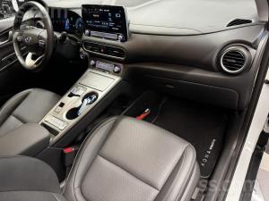 White Hyundai Kona 2020 in Riga, with an engine capacity of 0.00 L and mileage of 71 thousand km for 18990 €, photo 16 on AUTOMOTO.COM.LV