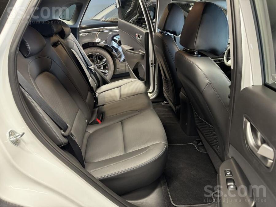 White Hyundai Kona 2020 in Riga, with an engine capacity of 0.00 L and mileage of 71 thousand km for 18990 €, photo 18 on AUTOMOTO.COM.LV