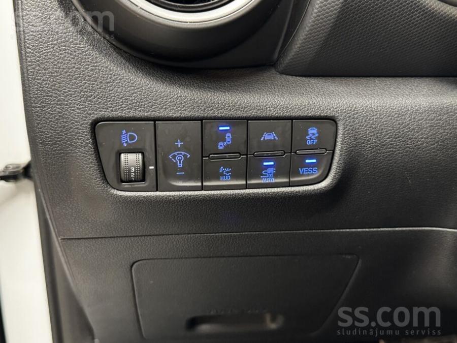 White Hyundai Kona 2020 in Riga, with an engine capacity of 0.00 L and mileage of 71 thousand km for 18990 €, photo 20 on AUTOMOTO.COM.LV