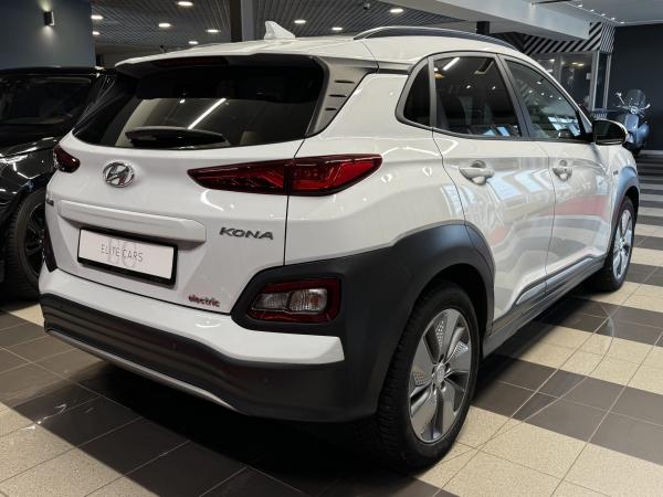White Hyundai Kona 2020 in Riga, with an engine capacity of 0.00 L and mileage of 71 thousand km for 18990 €, photo 5 on AUTOMOTO.COM.LV