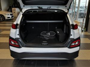 White Hyundai Kona 2020 in Riga, with an engine capacity of 0.00 L and mileage of 71 thousand km for 18990 €, photo 8 on AUTOMOTO.COM.LV