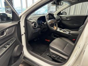White Hyundai Kona 2020 in Riga, with an engine capacity of 0.00 L and mileage of 71 thousand km for 18990 €, photo 9 on AUTOMOTO.COM.LV