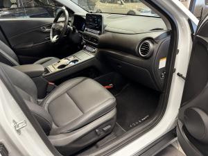 White Hyundai Kona 2020 in Riga, with an engine capacity of 0.00 L and mileage of 71 thousand km for 18990 €, photo 13 on AUTOMOTO.COM.LV
