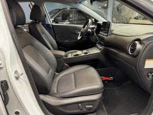 White Hyundai Kona 2020 in Riga, with an engine capacity of 0.00 L and mileage of 71 thousand km for 18990 €, photo 14 on AUTOMOTO.COM.LV