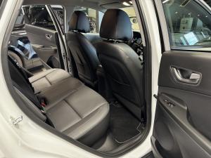 White Hyundai Kona 2020 in Riga, with an engine capacity of 0.00 L and mileage of 71 thousand km for 18990 €, photo 16 on AUTOMOTO.COM.LV