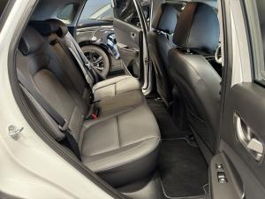 White Hyundai Kona 2020 in Riga, with an engine capacity of 0.00 L and mileage of 71 thousand km for 18990 €, photo 17 on AUTOMOTO.COM.LV