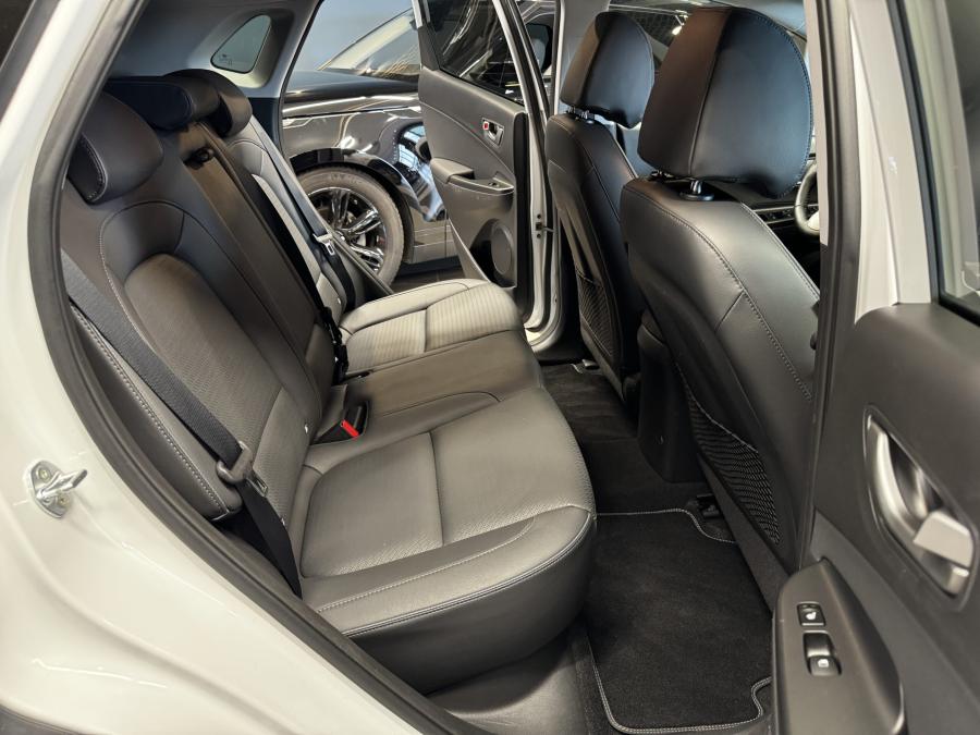 White Hyundai Kona 2020 in Riga, with an engine capacity of 0.00 L and mileage of 71 thousand km for 18990 €, photo 17 on AUTOMOTO.COM.LV