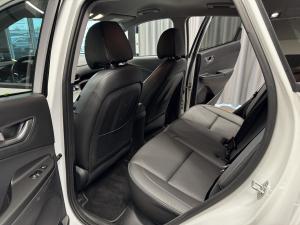 White Hyundai Kona 2020 in Riga, with an engine capacity of 0.00 L and mileage of 71 thousand km for 18990 €, photo 18 on AUTOMOTO.COM.LV