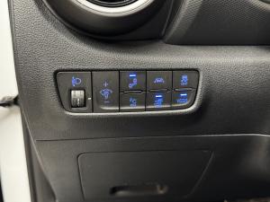 White Hyundai Kona 2020 in Riga, with an engine capacity of 0.00 L and mileage of 71 thousand km for 18990 €, photo 19 on AUTOMOTO.COM.LV