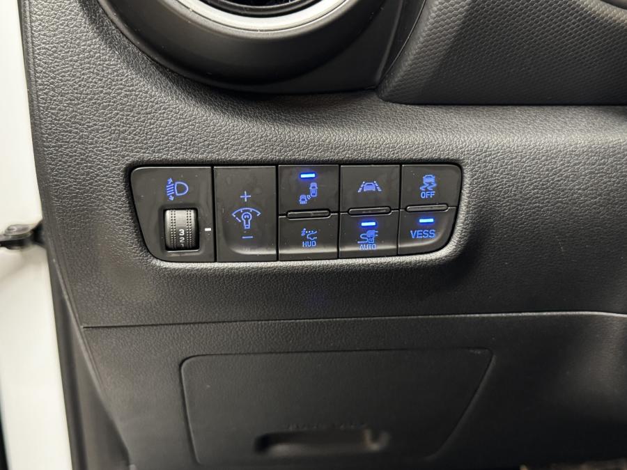 White Hyundai Kona 2020 in Riga, with an engine capacity of 0.00 L and mileage of 71 thousand km for 18990 €, photo 19 on AUTOMOTO.COM.LV