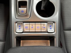 White Hyundai Kona 2020 in Riga, with an engine capacity of 0.00 L and mileage of 71 thousand km for 18990 €, photo 22 on AUTOMOTO.COM.LV
