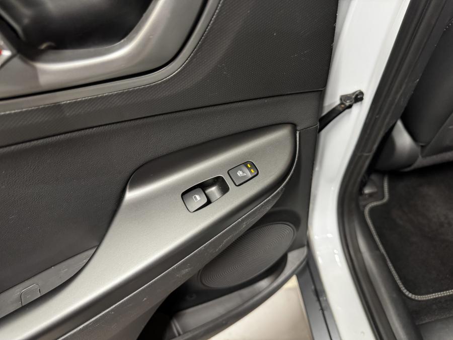 White Hyundai Kona 2020 in Riga, with an engine capacity of 0.00 L and mileage of 71 thousand km for 18990 €, photo 24 on AUTOMOTO.COM.LV