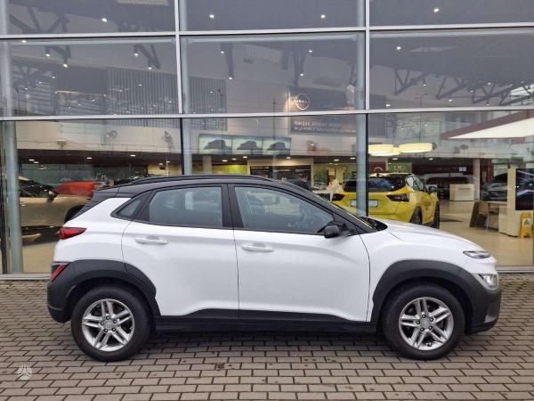 White Hyundai Kona 2021 in Vilnius, with an engine capacity of 1.00 L and mileage of 97 thousand km for 13500 €, photo 5 on AUTOMOTO.COM.LV