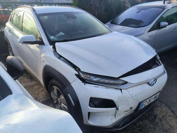 White Hyundai Kona 2021 in Panevezys, with an engine capacity of 0.00 L and mileage of 37 thousand km for 7500 €, photo 2 on AUTOMOTO.COM.LV