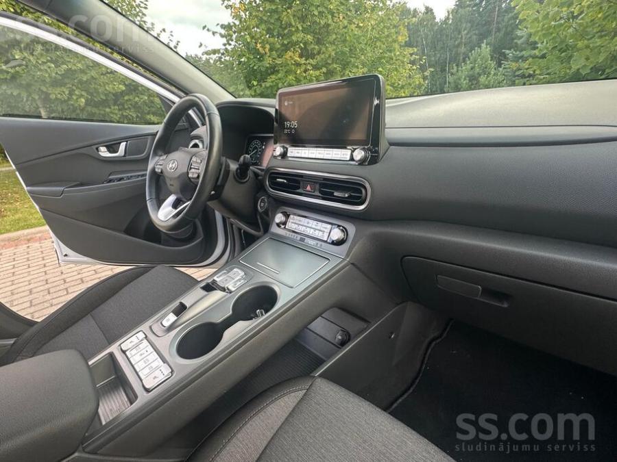 Balts Hyundai Kona 2021 Rīga, ar dzinēja tilpumu 0.00 L un nobraukumu 38 tūkst. km par 18550 €, foto 19 vietnē AUTOMOTO.COM.LV