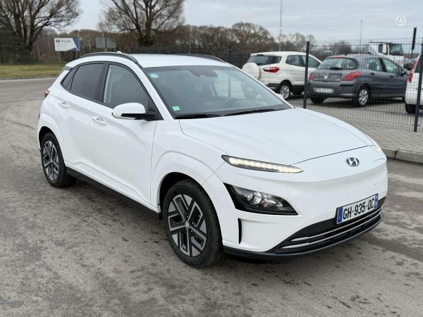 White Hyundai Kona 2022 in Taurage, with an engine capacity of 0.00 L and mileage of 41 thousand km for 15700 €, photo 2 on AUTOMOTO.COM.LV