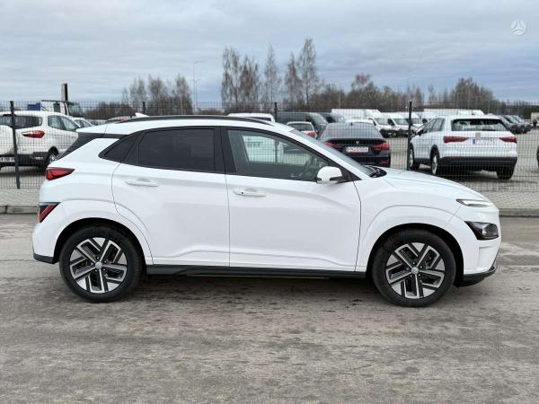 White Hyundai Kona 2022 in Taurage, with an engine capacity of 0.00 L and mileage of 41 thousand km for 15700 €, photo 3 on AUTOMOTO.COM.LV