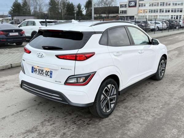 White Hyundai Kona 2022 in Taurage, with an engine capacity of 0.00 L and mileage of 41 thousand km for 15700 €, photo 4 on AUTOMOTO.COM.LV
