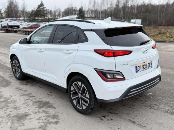 White Hyundai Kona 2022 in Taurage, with an engine capacity of 0.00 L and mileage of 41 thousand km for 15700 €, photo 5 on AUTOMOTO.COM.LV