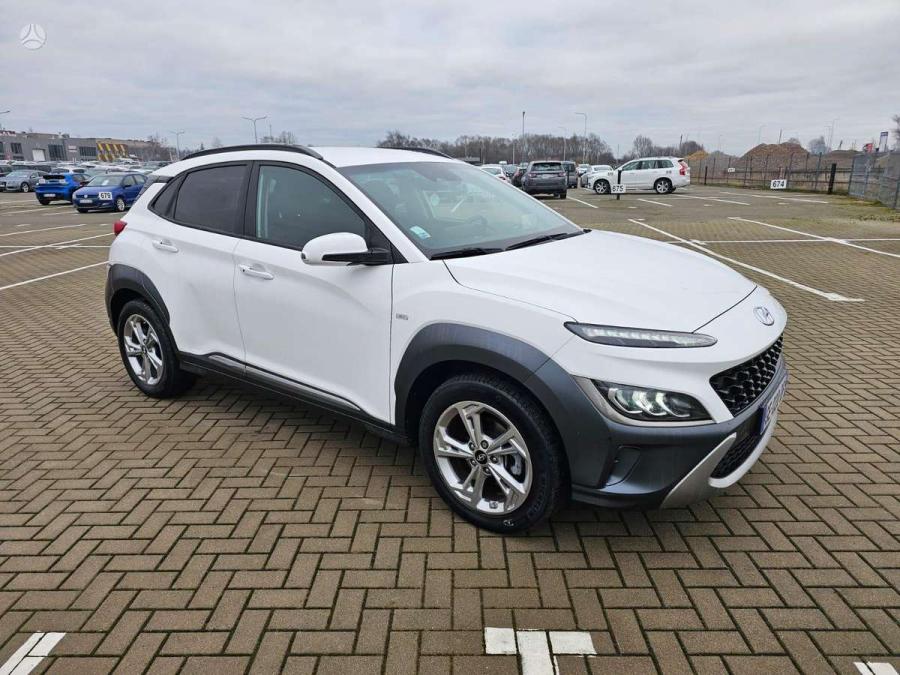 White Hyundai Kona 2022 in Taurage, with an engine capacity of 1.60 L and mileage of 41 thousand km for 15800 €, photo 3 on AUTOMOTO.COM.LV