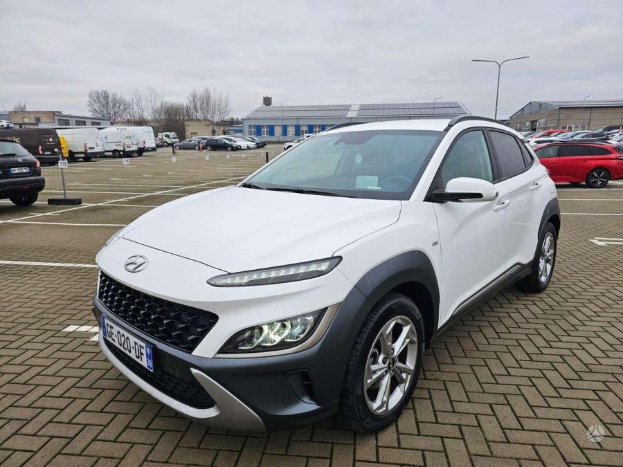 White Hyundai Kona 2022 in Taurage, with an engine capacity of 1.60 L and mileage of 41 thousand km for 15800 €, photo 4 on AUTOMOTO.COM.LV