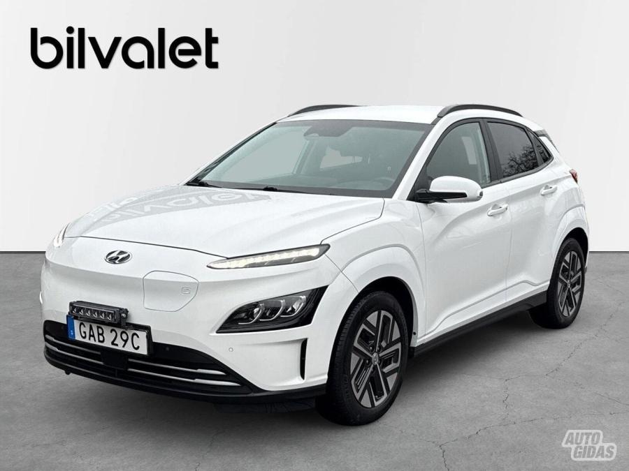 White Hyundai Kona 2022 in Kaunas, with an engine capacity of 0.00 L and mileage of 42 thousand km for 21396 €, photo 1 on AUTOMOTO.COM.LV
