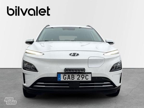 White Hyundai Kona 2022 in Kaunas, with an engine capacity of 0.00 L and mileage of 42 thousand km for 21396 €, photo 2 on AUTOMOTO.COM.LV