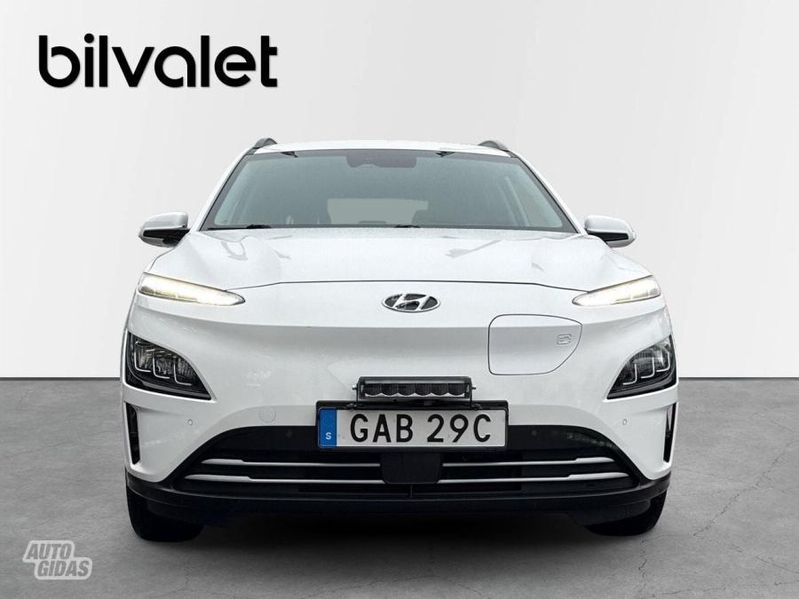 White Hyundai Kona 2022 in Kaunas, with an engine capacity of 0.00 L and mileage of 42 thousand km for 21396 €, photo 2 on AUTOMOTO.COM.LV