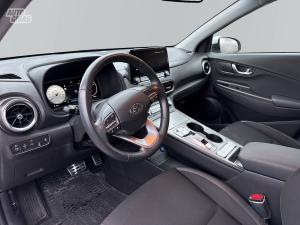 White Hyundai Kona 2022 in Kaunas, with an engine capacity of 0.00 L and mileage of 42 thousand km for 21396 €, photo 15 on AUTOMOTO.COM.LV