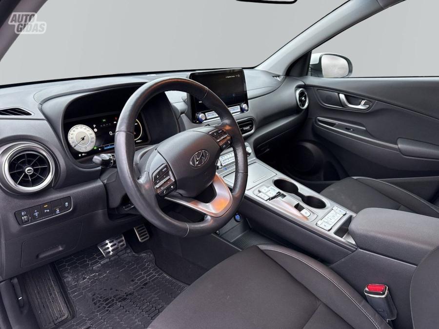 White Hyundai Kona 2022 in Kaunas, with an engine capacity of 0.00 L and mileage of 42 thousand km for 21396 €, photo 15 on AUTOMOTO.COM.LV
