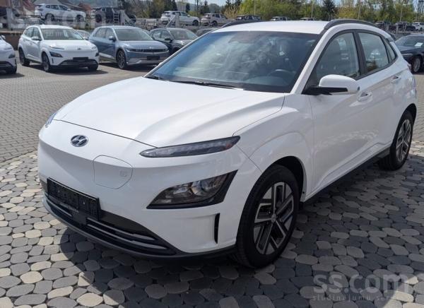 White Hyundai Kona 2022 in Riga, with an engine capacity of 2.00 L and mileage of 0 thousand km for 16850 €, photo 1 on AUTOMOTO.COM.LV