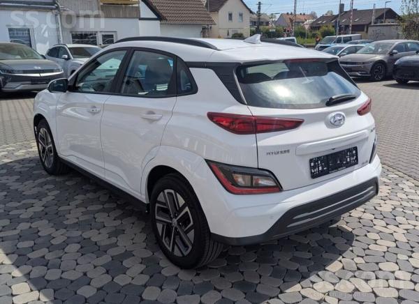 White Hyundai Kona 2022 in Riga, with an engine capacity of 2.00 L and mileage of 0 thousand km for 16850 €, photo 5 on AUTOMOTO.COM.LV