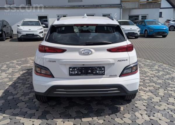 White Hyundai Kona 2022 in Riga, with an engine capacity of 2.00 L and mileage of 0 thousand km for 16850 €, photo 6 on AUTOMOTO.COM.LV