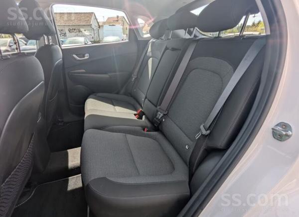 White Hyundai Kona 2022 in Riga, with an engine capacity of 2.00 L and mileage of 0 thousand km for 16850 €, photo 10 on AUTOMOTO.COM.LV