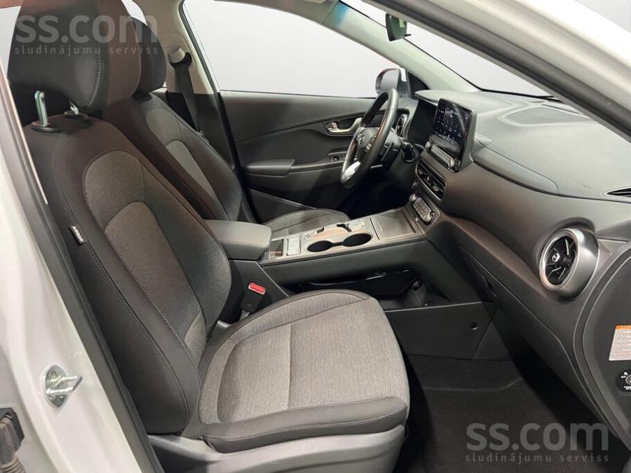 Balts Hyundai Kona 2022 Rīga, ar dzinēja tilpumu 1.60 L un nobraukumu 22 tūkst. km par 21990 €, foto 19 vietnē AUTOMOTO.COM.LV
