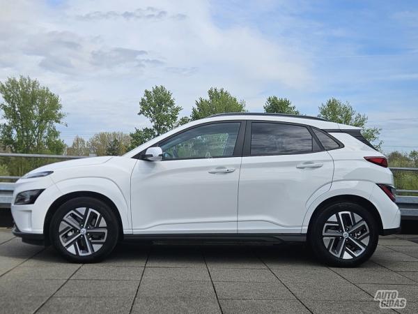 White Hyundai Kona 2023 in Kaunas, with an engine capacity of 0.00 L and mileage of 26 thousand km for 22915 €, photo 3 on AUTOMOTO.COM.LV